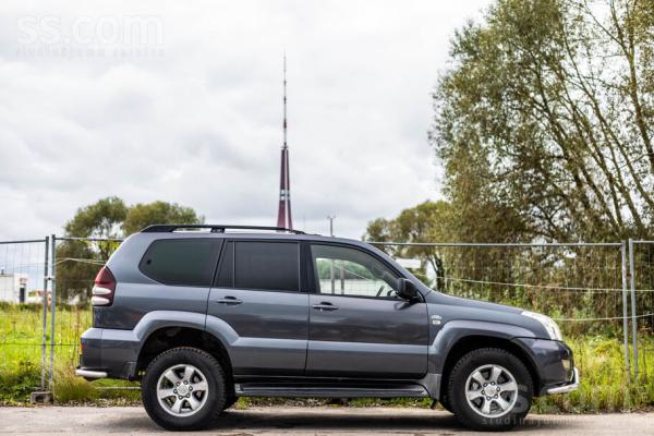 Pelēks Toyota Land Cruiser 2007 Rīga, ar dzinēja tilpumu 3.00 L un nobraukumu 423 tūkst. km par 7990 €, foto 6 vietnē AUTOMOTO.COM.LV