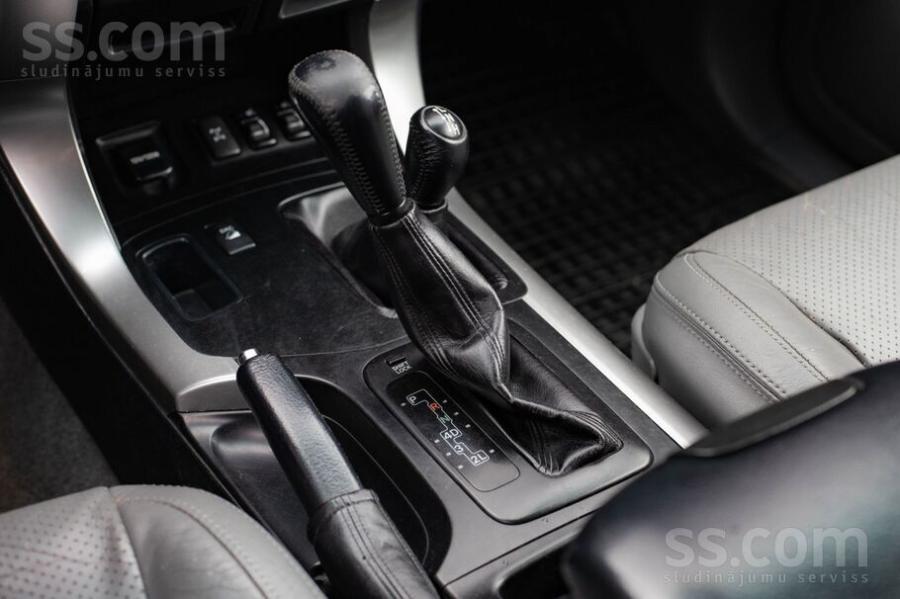 Pelēks Toyota Land Cruiser 2007 Rīga, ar dzinēja tilpumu 3.00 L un nobraukumu 423 tūkst. km par 7990 €, foto 39 vietnē AUTOMOTO.COM.LV