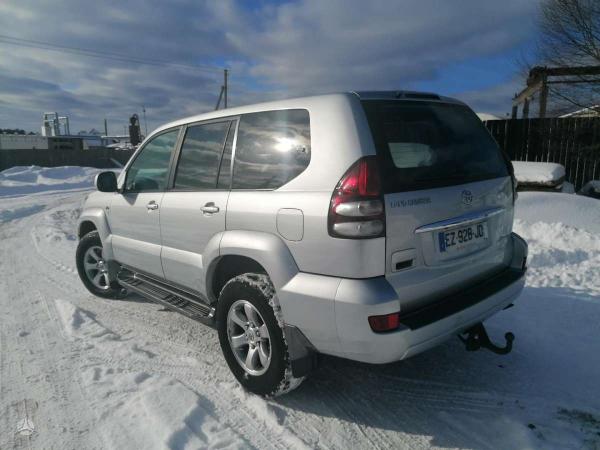 Pelēks Toyota Land Cruiser 2008 Tauragė, ar dzinēja tilpumu 3.00 L un nobraukumu 185 tūkst. km par 14300 €, foto 2 vietnē AUTOMOTO.COM.LV