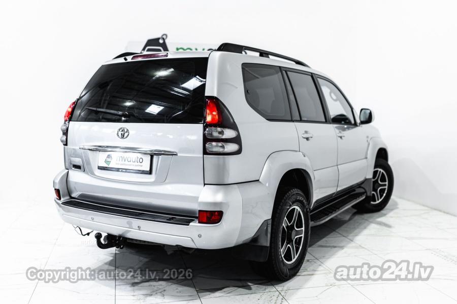 Grey Toyota Land Cruiser 2008 in Tallinn, with an engine capacity of 3.00 L and mileage of 276 thousand km for 12500 €, photo 9 on AUTOMOTO.COM.LV