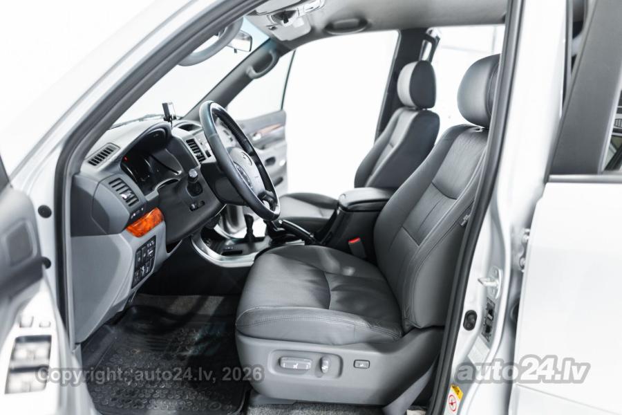 Grey Toyota Land Cruiser 2008 in Tallinn, with an engine capacity of 3.00 L and mileage of 276 thousand km for 12500 €, photo 13 on AUTOMOTO.COM.LV