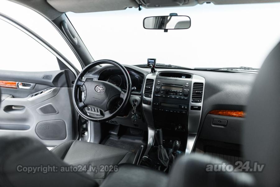Grey Toyota Land Cruiser 2008 in Tallinn, with an engine capacity of 3.00 L and mileage of 276 thousand km for 12500 €, photo 15 on AUTOMOTO.COM.LV