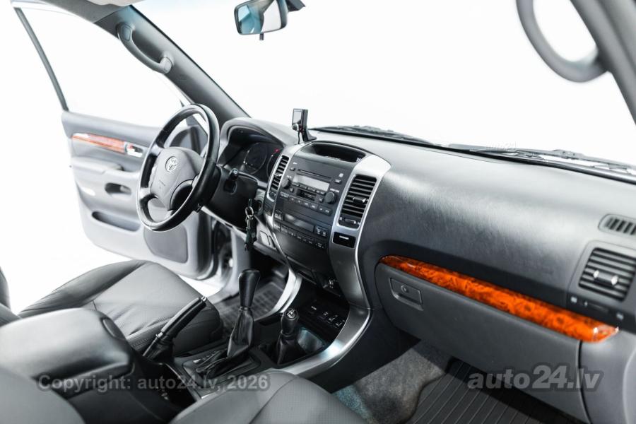 Grey Toyota Land Cruiser 2008 in Tallinn, with an engine capacity of 3.00 L and mileage of 276 thousand km for 12500 €, photo 16 on AUTOMOTO.COM.LV