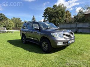 Grey Toyota Land Cruiser 2008 in Riga, with an engine capacity of 4.50 L and mileage of 223 thousand km for 29000 €, photo 3 on AUTOMOTO.COM.LV