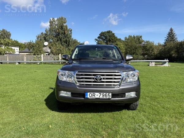 Grey Toyota Land Cruiser 2008 in Riga, with an engine capacity of 4.50 L and mileage of 223 thousand km for 29000 €, photo 4 on AUTOMOTO.COM.LV