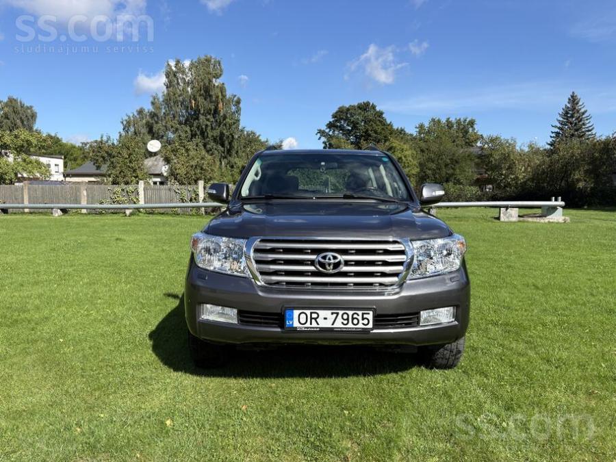 Grey Toyota Land Cruiser 2008 in Riga, with an engine capacity of 4.50 L and mileage of 223 thousand km for 29000 €, photo 4 on AUTOMOTO.COM.LV