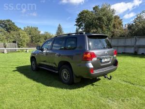 Grey Toyota Land Cruiser 2008 in Riga, with an engine capacity of 4.50 L and mileage of 223 thousand km for 29000 €, photo 5 on AUTOMOTO.COM.LV