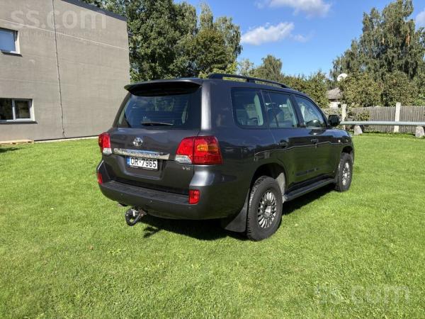 Grey Toyota Land Cruiser 2008 in Riga, with an engine capacity of 4.50 L and mileage of 223 thousand km for 29000 €, photo 6 on AUTOMOTO.COM.LV