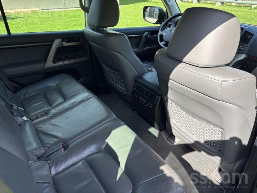 Grey Toyota Land Cruiser 2008 in Riga, with an engine capacity of 4.50 L and mileage of 223 thousand km for 29000 €, photo 8 on AUTOMOTO.COM.LV