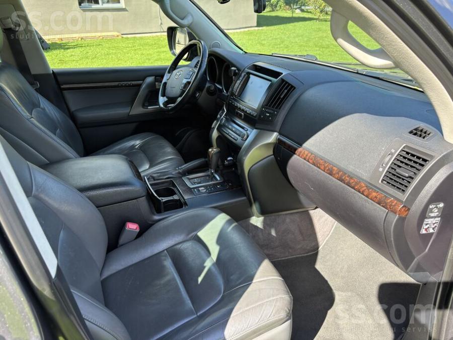 Grey Toyota Land Cruiser 2008 in Riga, with an engine capacity of 4.50 L and mileage of 223 thousand km for 29000 €, photo 9 on AUTOMOTO.COM.LV