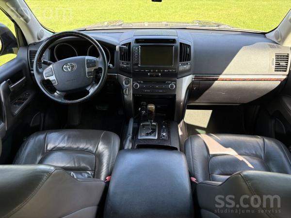 Grey Toyota Land Cruiser 2008 in Riga, with an engine capacity of 4.50 L and mileage of 223 thousand km for 29000 €, photo 10 on AUTOMOTO.COM.LV