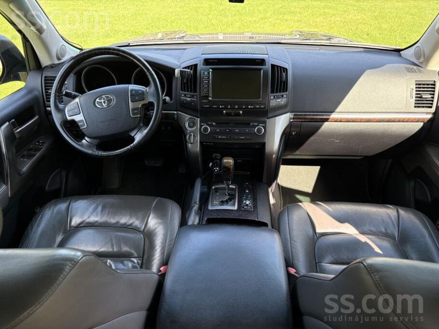 Grey Toyota Land Cruiser 2008 in Riga, with an engine capacity of 4.50 L and mileage of 223 thousand km for 29000 €, photo 10 on AUTOMOTO.COM.LV