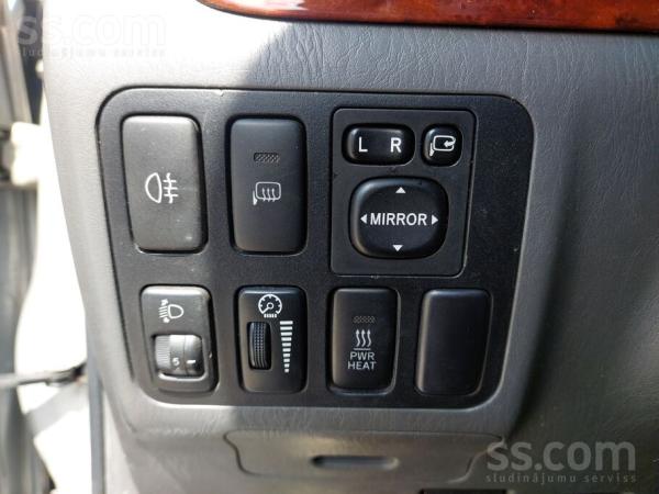 Pelēks Toyota Land Cruiser 2009 Daugavpils, ar dzinēja tilpumu 3.00 L un nobraukumu 294 tūkst. km par 12500 €, foto 10 vietnē AUTOMOTO.COM.LV