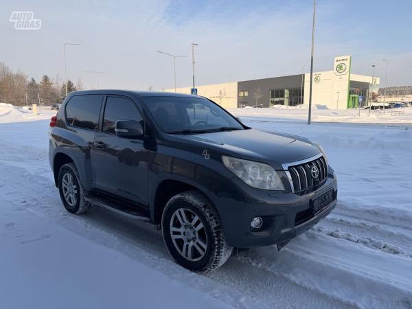 Pelēks Toyota Land Cruiser 2010 Viļņa, ar dzinēja tilpumu 3.00 L un nobraukumu 375 tūkst. km par 14250 €, foto 1 vietnē AUTOMOTO.COM.LV