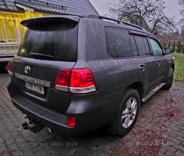 Grey Toyota Land Cruiser 2010 in Tallinn, with an engine capacity of 4.50 L and mileage of 349 thousand km for 29900 €, photo 2 on AUTOMOTO.COM.LV