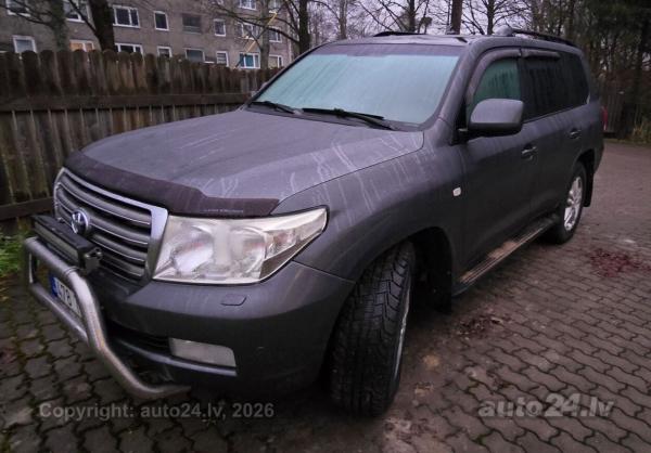 Grey Toyota Land Cruiser 2010 in Tallinn, with an engine capacity of 4.50 L and mileage of 349 thousand km for 29900 €, photo 4 on AUTOMOTO.COM.LV