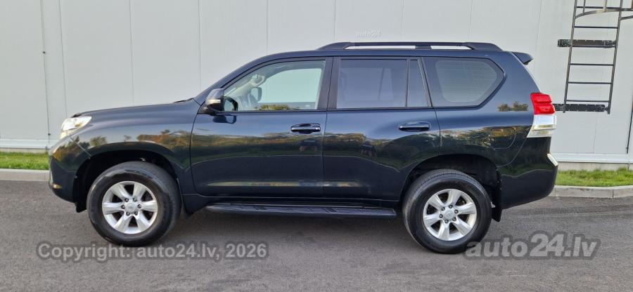 Pelēks Toyota Land Cruiser 2010 Tallina, ar dzinēja tilpumu 3.00 L un nobraukumu 338 tūkst. km par 17900 €, foto 3 vietnē AUTOMOTO.COM.LV