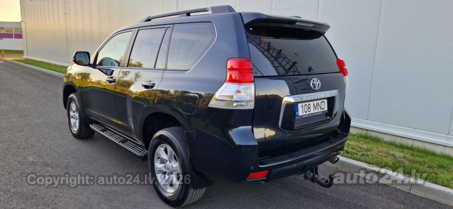 Pelēks Toyota Land Cruiser 2010 Tallina, ar dzinēja tilpumu 3.00 L un nobraukumu 338 tūkst. km par 17900 €, foto 4 vietnē AUTOMOTO.COM.LV