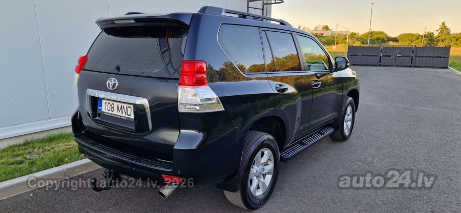 Pelēks Toyota Land Cruiser 2010 Tallina, ar dzinēja tilpumu 3.00 L un nobraukumu 338 tūkst. km par 17900 €, foto 7 vietnē AUTOMOTO.COM.LV