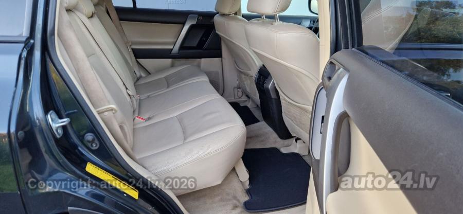 Pelēks Toyota Land Cruiser 2010 Tallina, ar dzinēja tilpumu 3.00 L un nobraukumu 338 tūkst. km par 17900 €, foto 10 vietnē AUTOMOTO.COM.LV