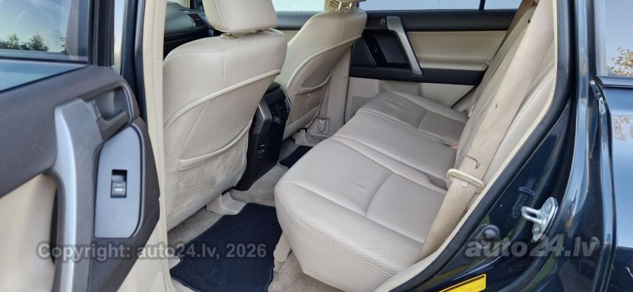 Pelēks Toyota Land Cruiser 2010 Tallina, ar dzinēja tilpumu 3.00 L un nobraukumu 338 tūkst. km par 17900 €, foto 12 vietnē AUTOMOTO.COM.LV