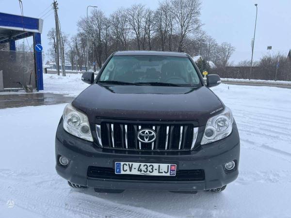 Pelēks Toyota Land Cruiser 2011 Tauragė, ar dzinēja tilpumu 2.98 L un nobraukumu 276 tūkst. km par 15400 €, foto 2 vietnē AUTOMOTO.COM.LV