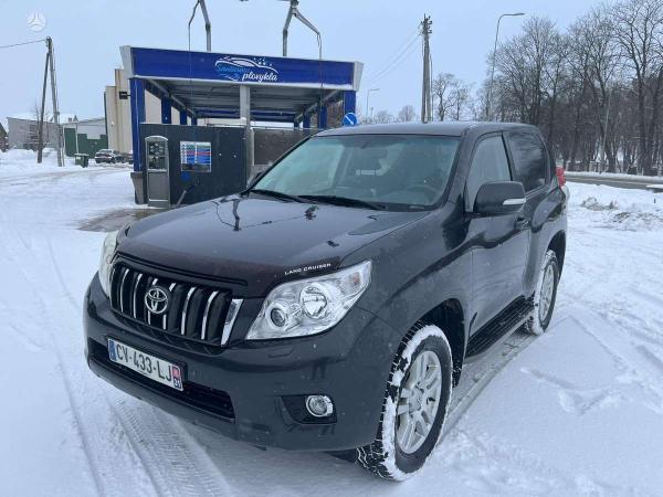 Pelēks Toyota Land Cruiser 2011 Tauragė, ar dzinēja tilpumu 2.98 L un nobraukumu 276 tūkst. km par 15400 €, foto 3 vietnē AUTOMOTO.COM.LV