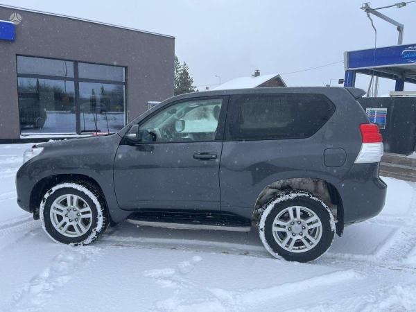 Pelēks Toyota Land Cruiser 2011 Tauragė, ar dzinēja tilpumu 2.98 L un nobraukumu 276 tūkst. km par 15400 €, foto 4 vietnē AUTOMOTO.COM.LV