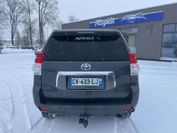 Pelēks Toyota Land Cruiser 2011 Tauragė, ar dzinēja tilpumu 2.98 L un nobraukumu 276 tūkst. km par 15400 €, foto 5 vietnē AUTOMOTO.COM.LV