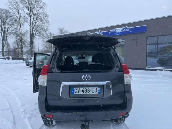 Pelēks Toyota Land Cruiser 2011 Tauragė, ar dzinēja tilpumu 2.98 L un nobraukumu 276 tūkst. km par 15400 €, foto 6 vietnē AUTOMOTO.COM.LV