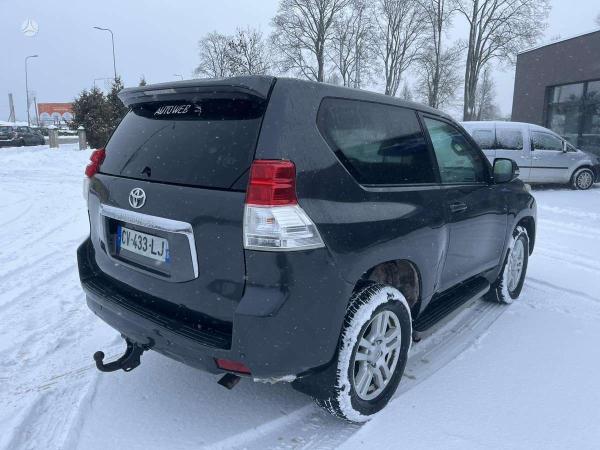 Pelēks Toyota Land Cruiser 2011 Tauragė, ar dzinēja tilpumu 2.98 L un nobraukumu 276 tūkst. km par 15400 €, foto 7 vietnē AUTOMOTO.COM.LV
