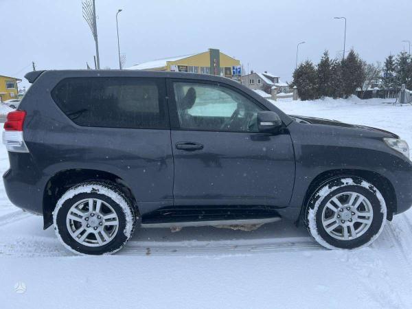 Pelēks Toyota Land Cruiser 2011 Tauragė, ar dzinēja tilpumu 2.98 L un nobraukumu 276 tūkst. km par 15400 €, foto 8 vietnē AUTOMOTO.COM.LV