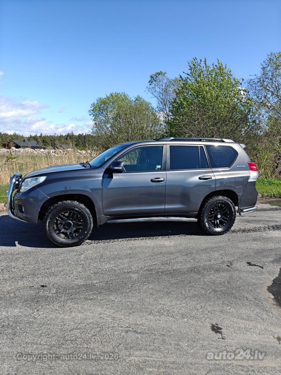 Grey Toyota Land Cruiser 2011 in Kuressaare, with an engine capacity of 3.00 L and mileage of 613 thousand km for 21500 €, photo 3 on AUTOMOTO.COM.LV