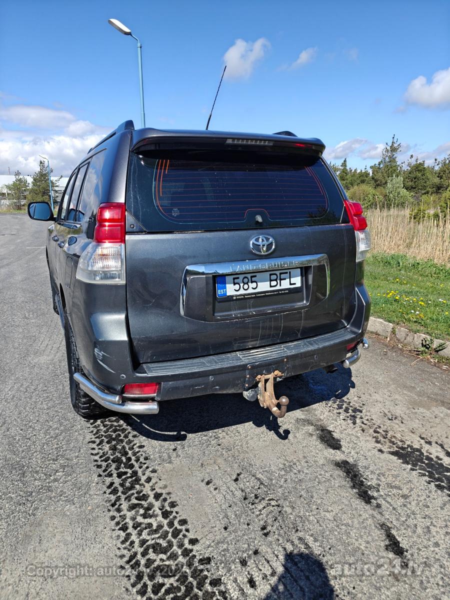 Grey Toyota Land Cruiser 2011 in Kuressaare, with an engine capacity of 3.00 L and mileage of 613 thousand km for 21500 €, photo 5 on AUTOMOTO.COM.LV