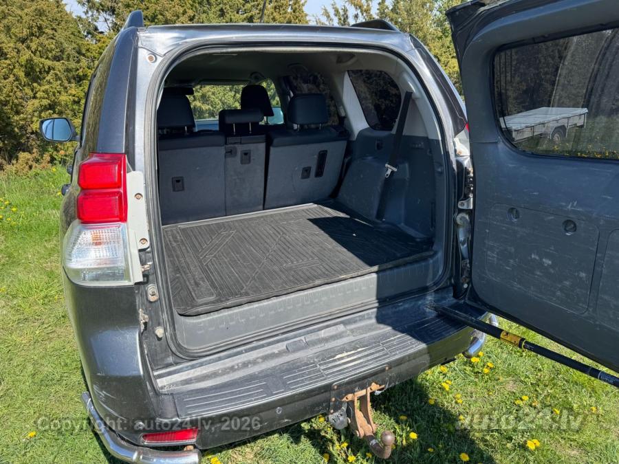 Grey Toyota Land Cruiser 2011 in Kuressaare, with an engine capacity of 3.00 L and mileage of 613 thousand km for 21500 €, photo 6 on AUTOMOTO.COM.LV