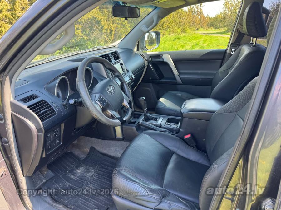 Grey Toyota Land Cruiser 2011 in Kuressaare, with an engine capacity of 3.00 L and mileage of 613 thousand km for 21500 €, photo 11 on AUTOMOTO.COM.LV