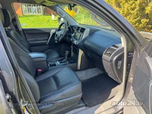 Grey Toyota Land Cruiser 2011 in Kuressaare, with an engine capacity of 3.00 L and mileage of 613 thousand km for 21500 €, photo 13 on AUTOMOTO.COM.LV