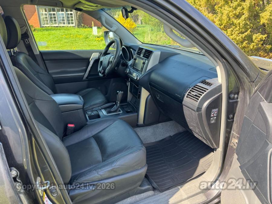 Grey Toyota Land Cruiser 2011 in Kuressaare, with an engine capacity of 3.00 L and mileage of 613 thousand km for 21500 €, photo 13 on AUTOMOTO.COM.LV