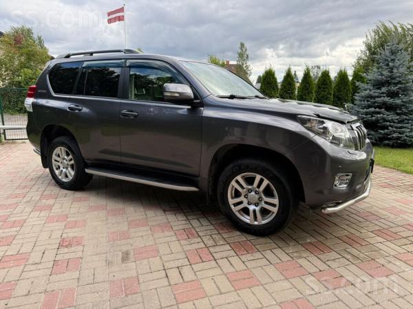 Grey Toyota Land Cruiser 2011 in Riga, with an engine capacity of 3.00 L and mileage of 207 thousand km for 20500 €, photo 1 on AUTOMOTO.COM.LV