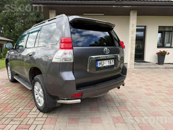 Grey Toyota Land Cruiser 2011 in Riga, with an engine capacity of 3.00 L and mileage of 207 thousand km for 20500 €, photo 4 on AUTOMOTO.COM.LV