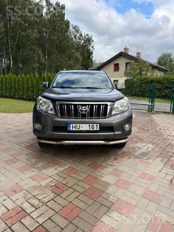 Grey Toyota Land Cruiser 2011 in Riga, with an engine capacity of 3.00 L and mileage of 207 thousand km for 20500 €, photo 5 on AUTOMOTO.COM.LV