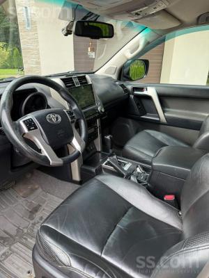 Grey Toyota Land Cruiser 2011 in Riga, with an engine capacity of 3.00 L and mileage of 207 thousand km for 20500 €, photo 9 on AUTOMOTO.COM.LV
