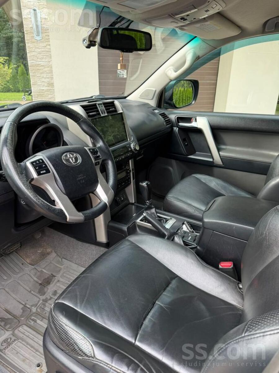 Grey Toyota Land Cruiser 2011 in Riga, with an engine capacity of 3.00 L and mileage of 207 thousand km for 20500 €, photo 9 on AUTOMOTO.COM.LV