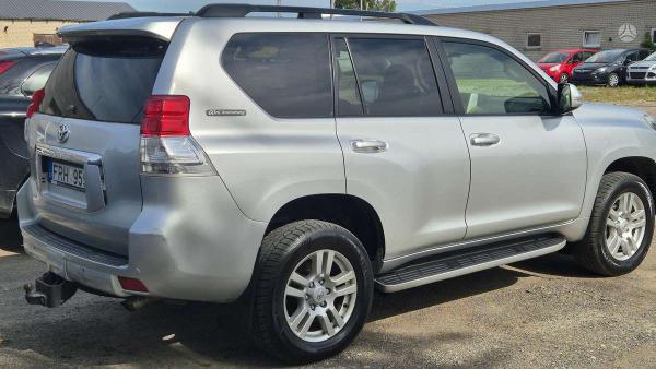 Grey Toyota Land Cruiser 2011 in Raseiniai, with an engine capacity of 2.98 L and mileage of 282 thousand km for 19700 €, photo 1 on AUTOMOTO.COM.LV