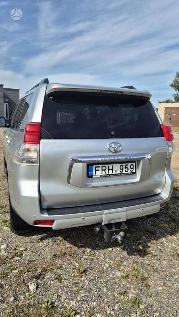 Grey Toyota Land Cruiser 2011 in Raseiniai, with an engine capacity of 2.98 L and mileage of 282 thousand km for 19700 €, photo 5 on AUTOMOTO.COM.LV