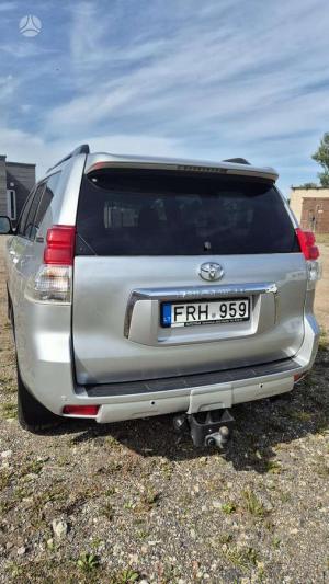 Grey Toyota Land Cruiser 2011 in Raseiniai, with an engine capacity of 2.98 L and mileage of 282 thousand km for 19700 €, photo 5 on AUTOMOTO.COM.LV