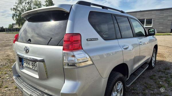 Grey Toyota Land Cruiser 2011 in Raseiniai, with an engine capacity of 2.98 L and mileage of 282 thousand km for 19700 €, photo 6 on AUTOMOTO.COM.LV
