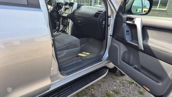 Grey Toyota Land Cruiser 2011 in Raseiniai, with an engine capacity of 2.98 L and mileage of 282 thousand km for 19700 €, photo 7 on AUTOMOTO.COM.LV