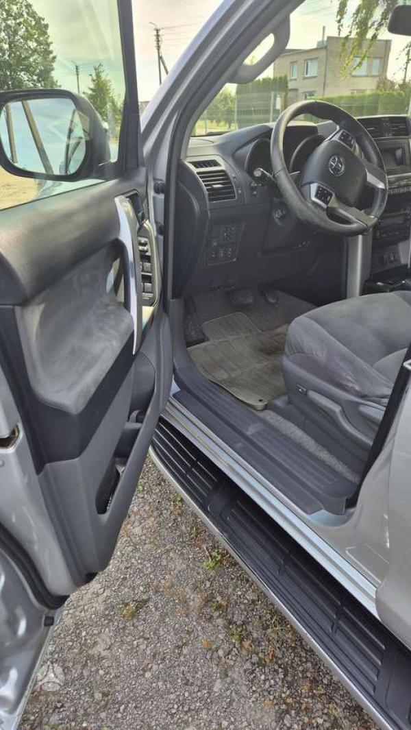 Grey Toyota Land Cruiser 2011 in Raseiniai, with an engine capacity of 2.98 L and mileage of 282 thousand km for 19700 €, photo 8 on AUTOMOTO.COM.LV
