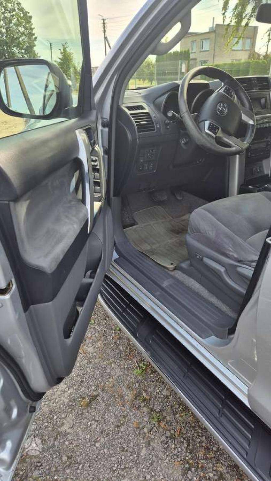 Grey Toyota Land Cruiser 2011 in Raseiniai, with an engine capacity of 2.98 L and mileage of 282 thousand km for 19700 €, photo 8 on AUTOMOTO.COM.LV